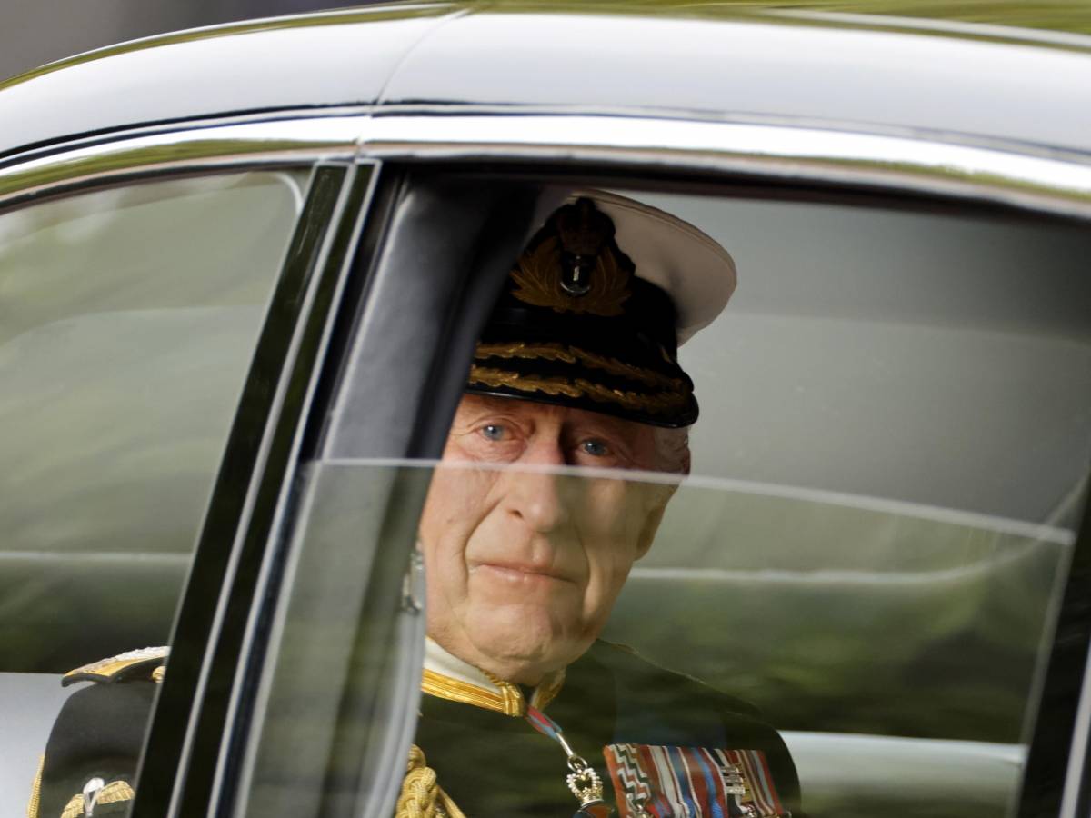 Papa Francesco dona due frammenti della “Vera Croce” a re Carlo III ...