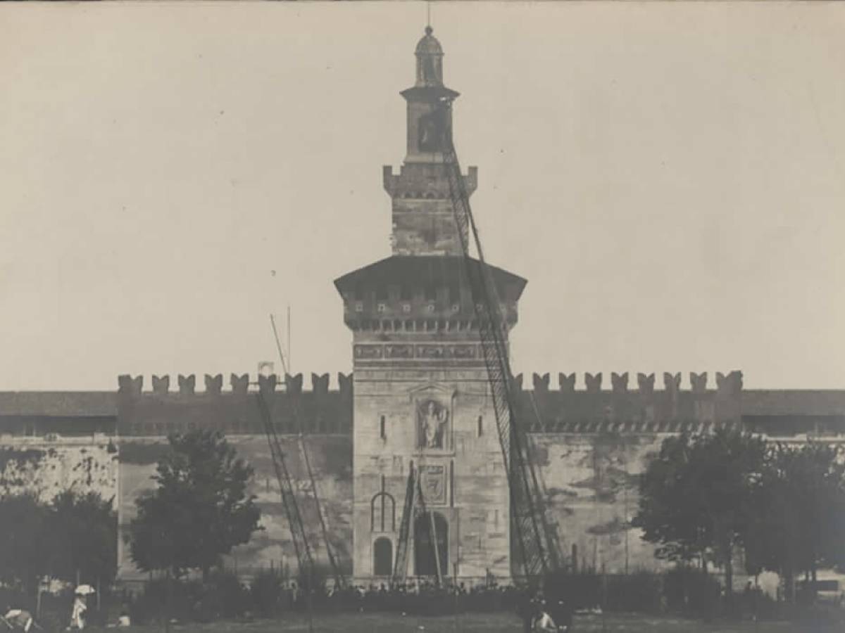 Quando la torre del Filarete si ritrovò fatta di legno e tela - il Giornale