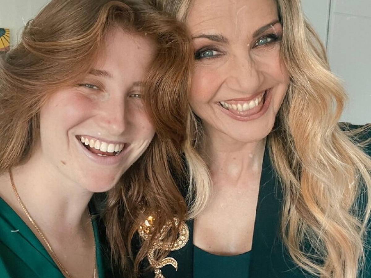 "Potrei amare una donna". Chiara Capitta, la figlia di Lorella ...