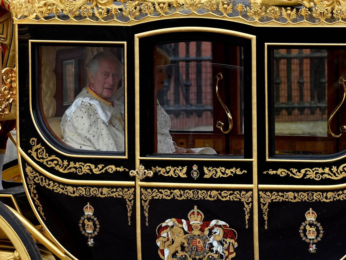 "Io sono qui per servire non per essere servito". Carlo III è re d'Inghilterra (e Camilla corona ...