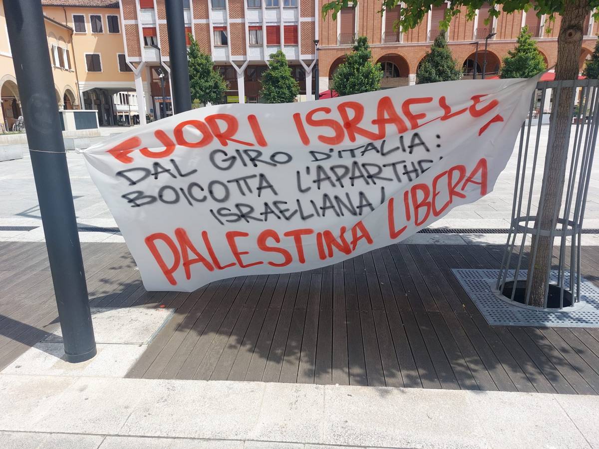 Striscione contro Israele durante il Giro d'Italia: la denuncia della ...