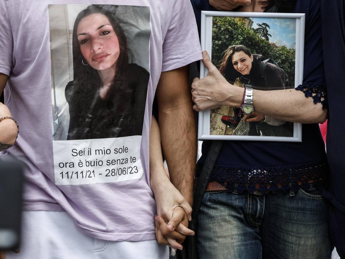 Fiaccolata per Michelle, il papà: "Dov'è lo Stato?". Malore per il ...