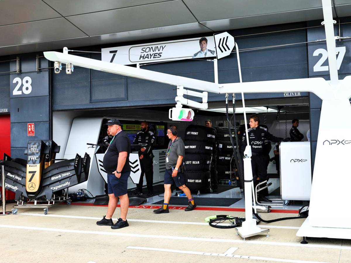 Ciak si gira in Formula 1. Il box di Brad Pitt tra Ferrari e Mercedes ...