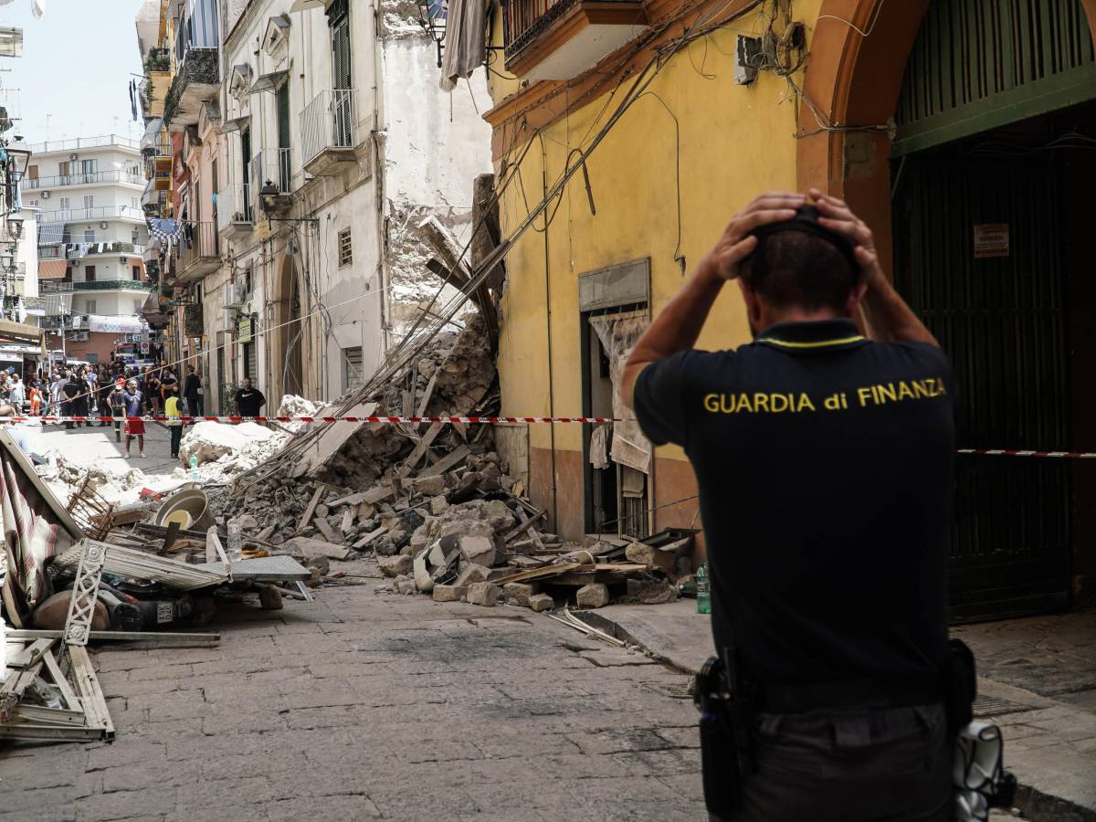 "Crollo colposo": primi indagati per il palazzo collassato a Torre del ...