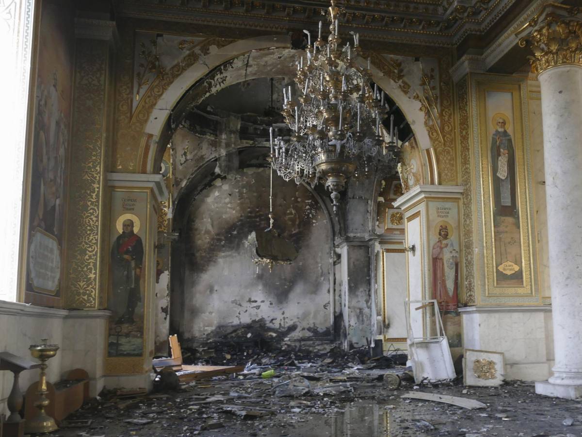 Odessa, bombe russe radono al suolo la cattedrale della Trasfigurazione ...
