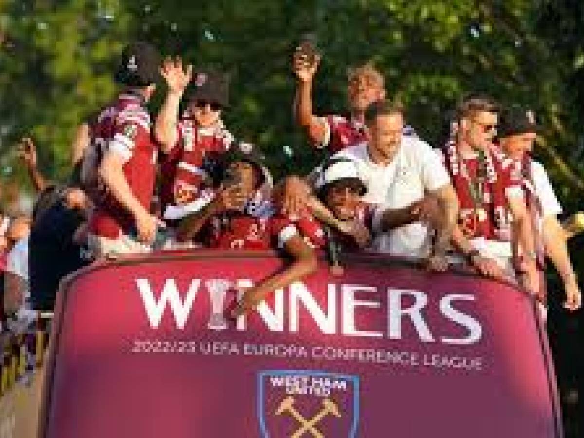 "AAA cercasi 7 calciatori...". Il povero sos del ricco club - il Giornale