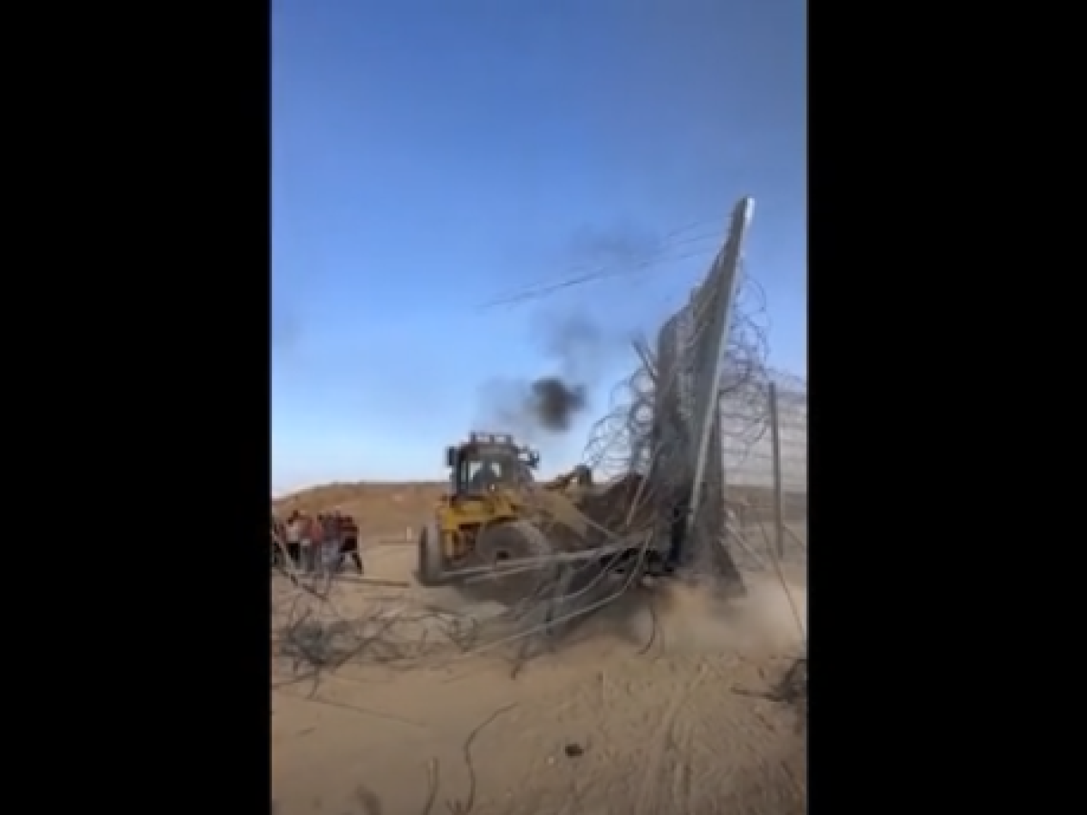 VIDEO: Israele, bulldozer palestinese rimuove muro di separazione con ...