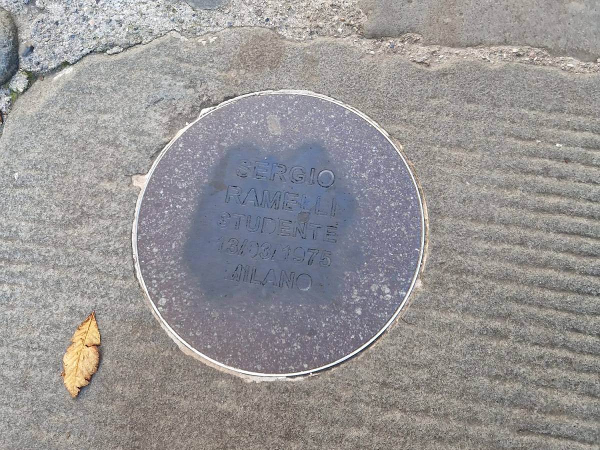 Imbrattata la formella della Memoria di Brescia dedicata a Sergio ...