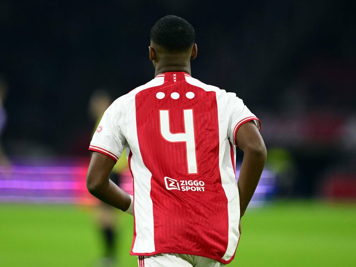 Ajax, cosa significano quei tre punti sulla maglia al posto dei nomi ...