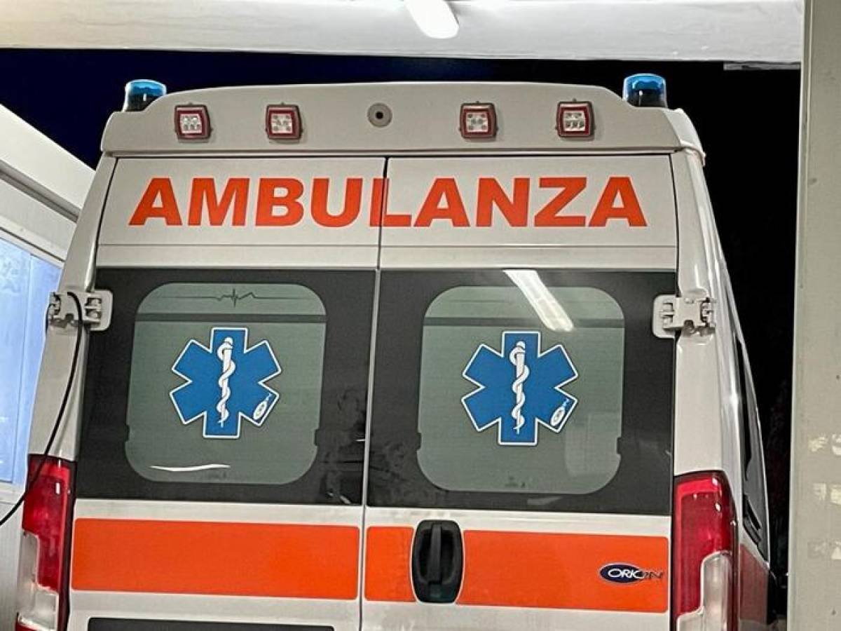 Prende la pistola del papà e si spara: gravissimo un 16enne a Roma - il ...