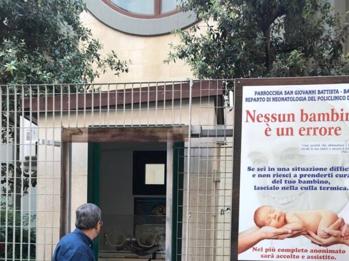 Neonata nella culla termica in chiesa. Il prete: "Un dono di Natale" - il Giornale