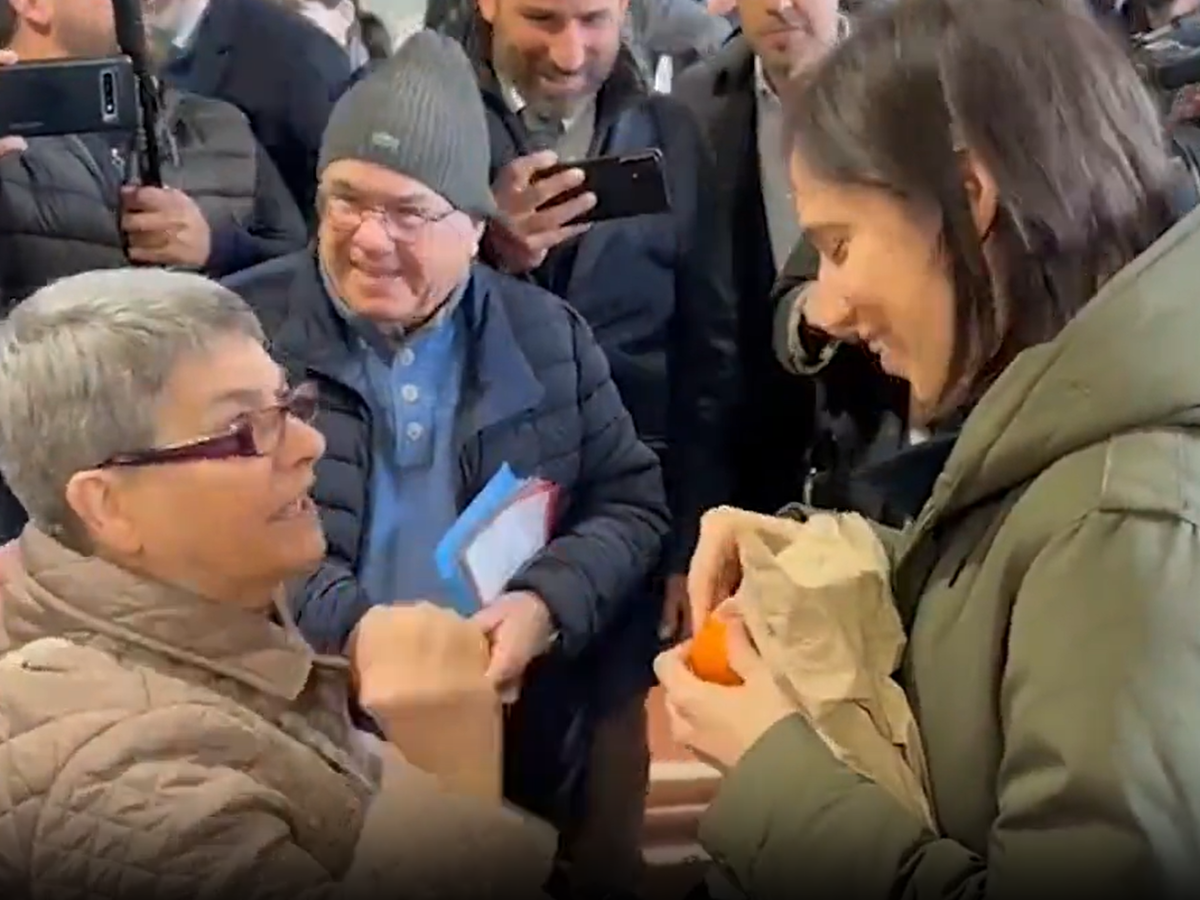 "Vada a lavorare". Schlein contestata da una pensionata a Cagliari - il ...
