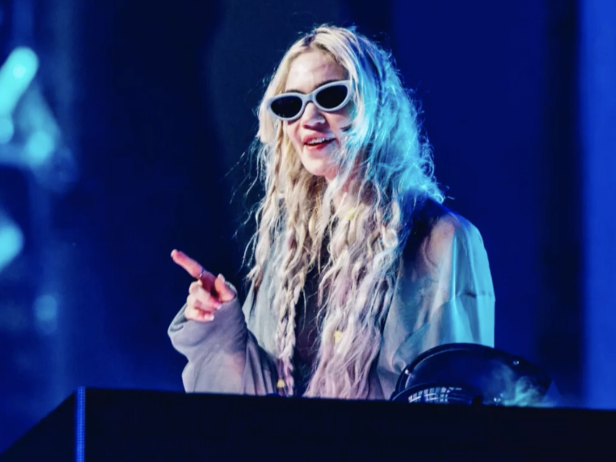 Il dj set disastroso di Grimes a Coachella. L'ex compagna di Elon Musk ...