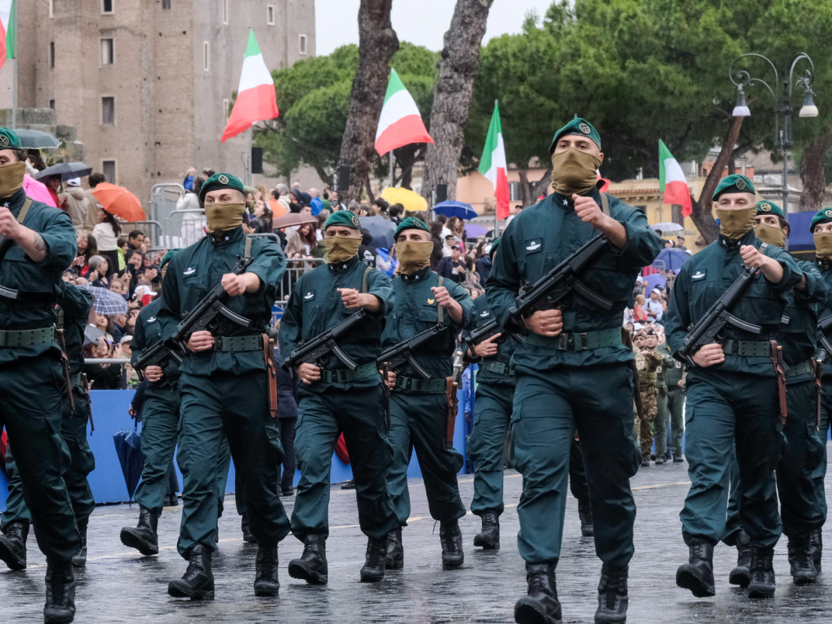 Quelle rose della "Decima" innominabile - il Giornale