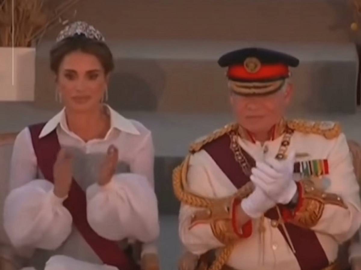 I significati nascosti negli abiti della regina Rania per i 25 anni sul ...