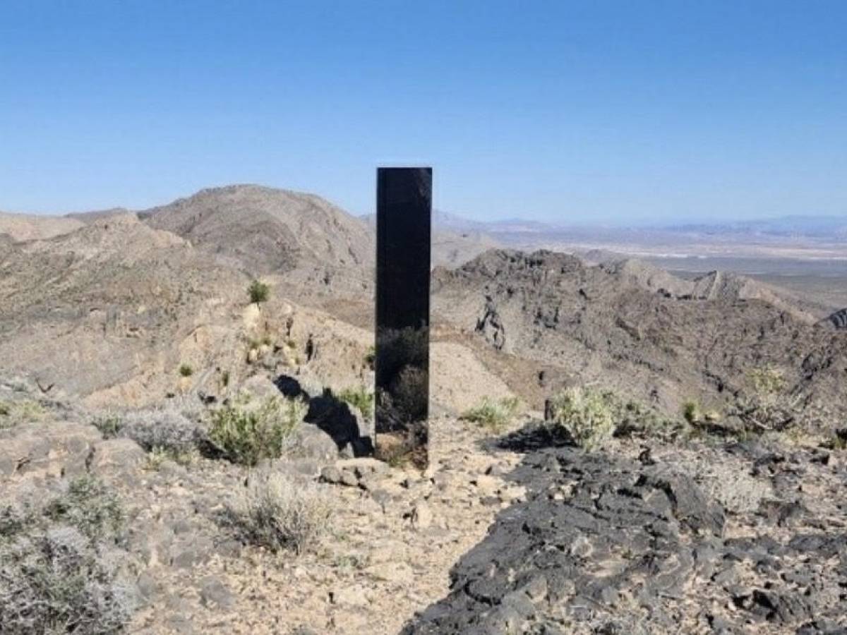 Spunta un nuovo monolite nel deserto: il nuovo mistero dopo gli ...