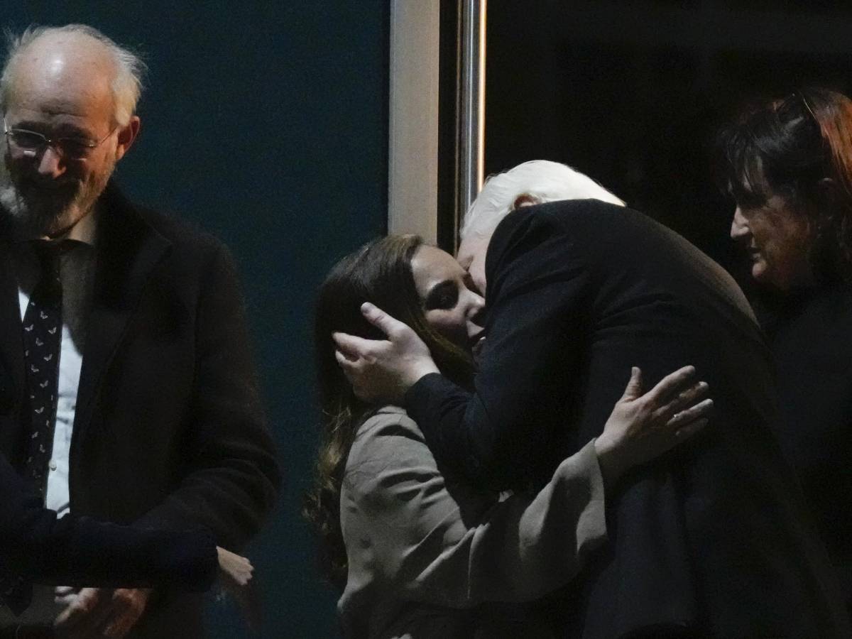 Il bacio tra Assange e Stella: "Deve abituarsi alla libertà" - il Giornale