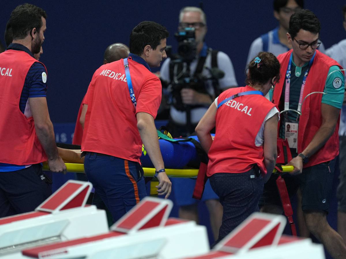 Paura all'Olimpiadi di Parigi: malore in acqua, la nuotatrice collassa ...