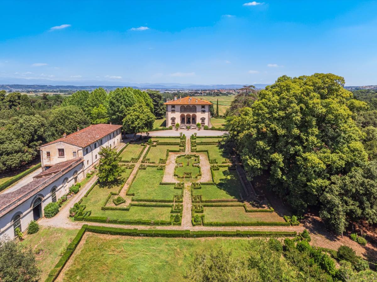 In vendita la villa degli Agnelli in Toscana. Quanto costa e cosa ...