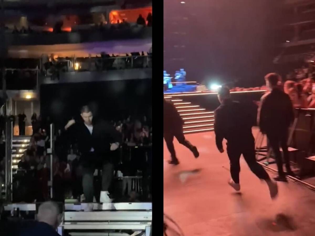 Gli puntano un laser rosso sulla fronte durante un concerto a Praga ...