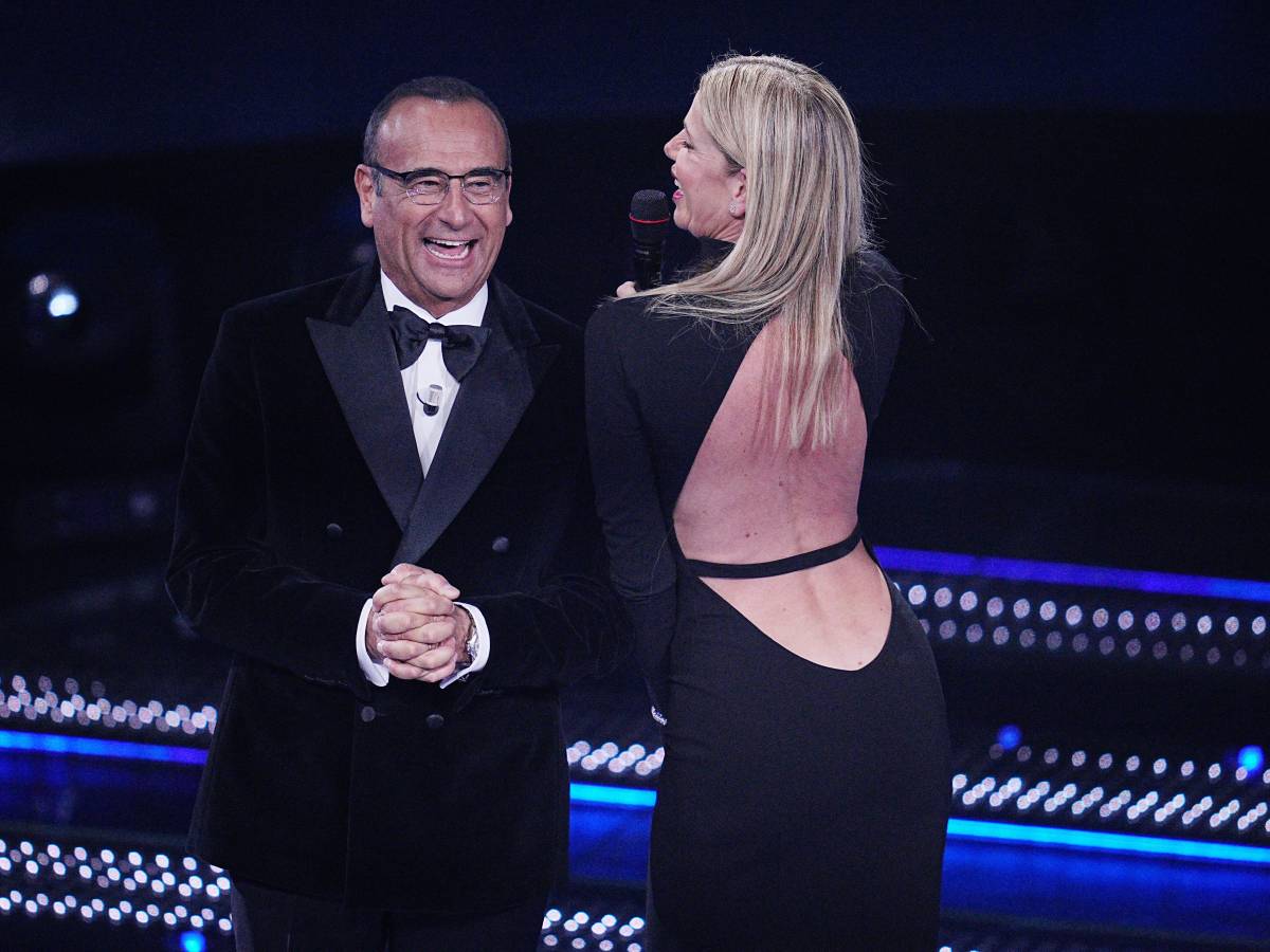 Abbracci e scollature sexy. Alessia Marcuzzi manda in delirio l'Ariston ...