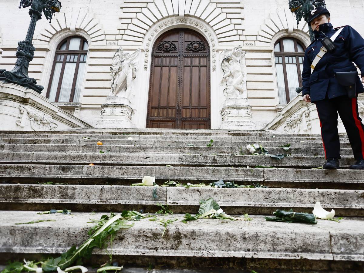 Lo sfregio degli eco-vandali contro la Camera - il Giornale