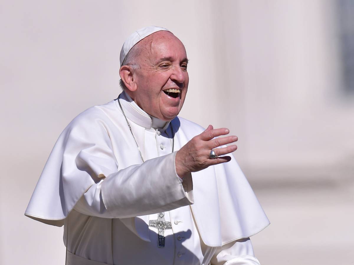 "Ce l'ho fatta, sono vivo". Papa Francesco torna a casa - il Giornale
