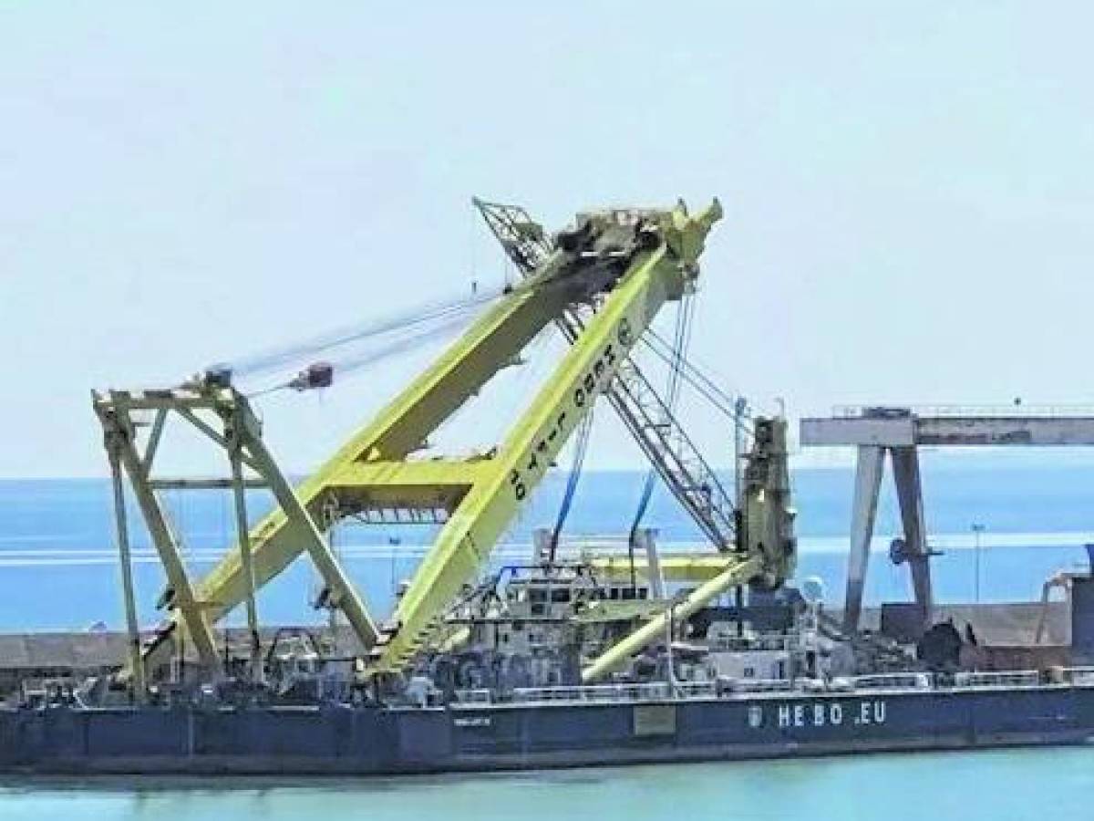 Gru galleggiante in azione, inizia il recupero del relitto del Bayesian ...