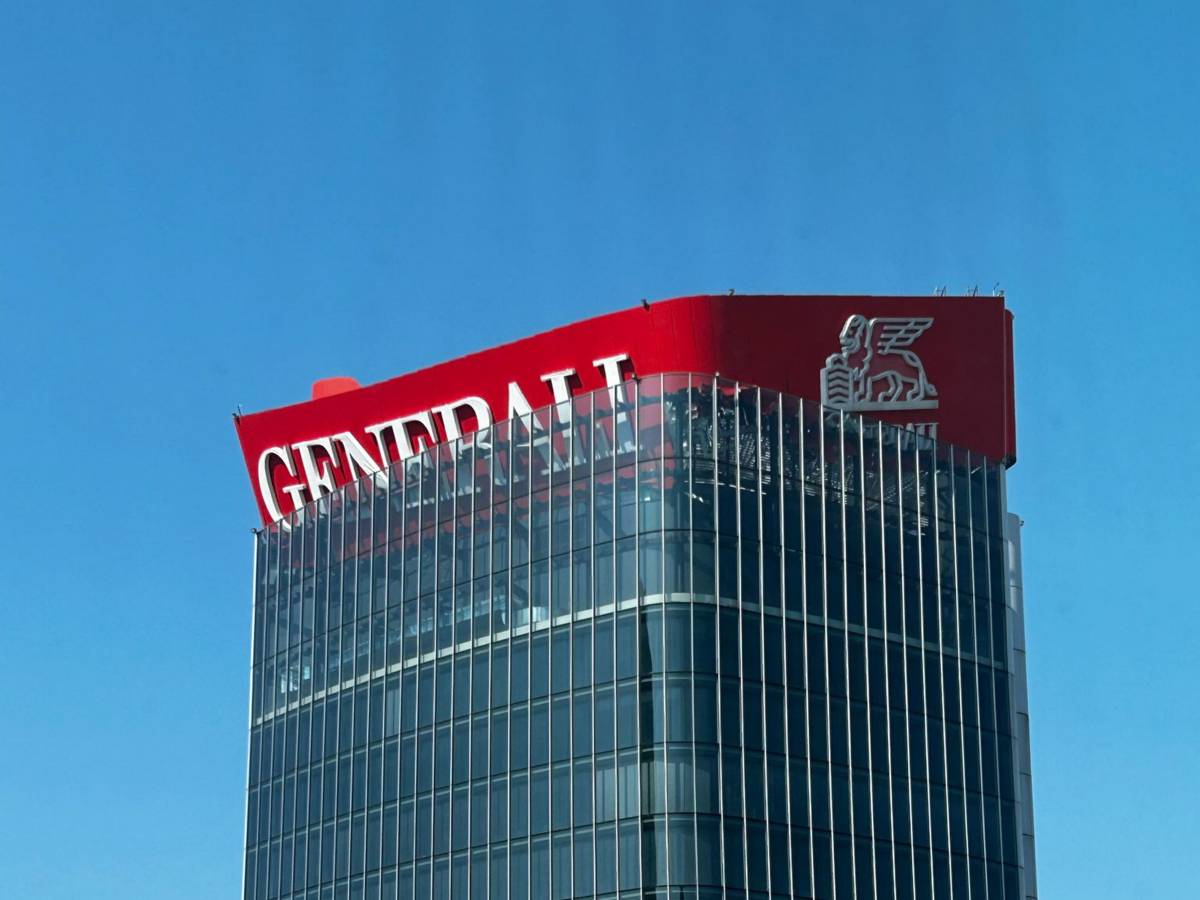 Milano, paura a City Life. Collassa l'insegna sulla Torre Hadid a 192 ...