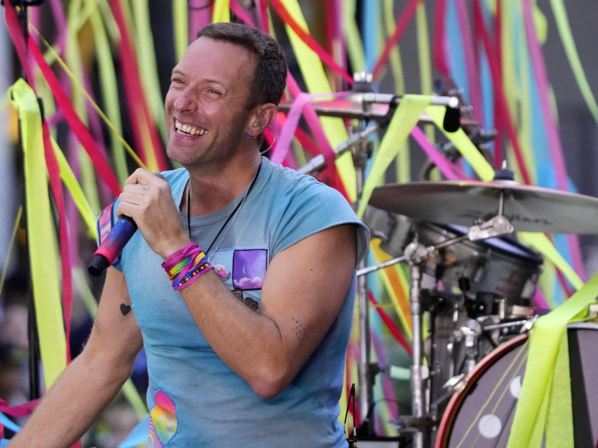 Chris Martin: "Mandate amore alla famiglia di Kirk". Ma viene fischiato ...