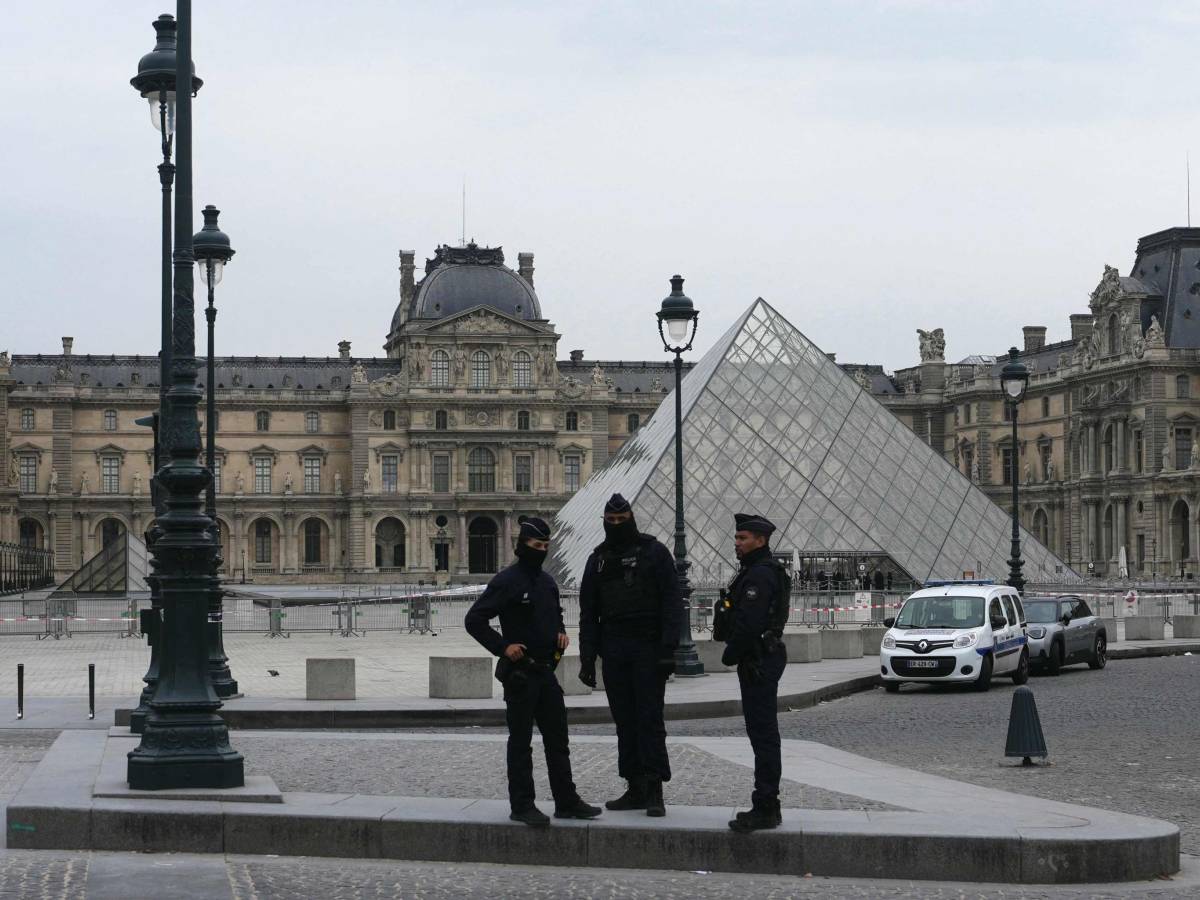 Louvre choc, rapina in 4 minuti. "Rubati i gioielli di Napoleone" - il ...