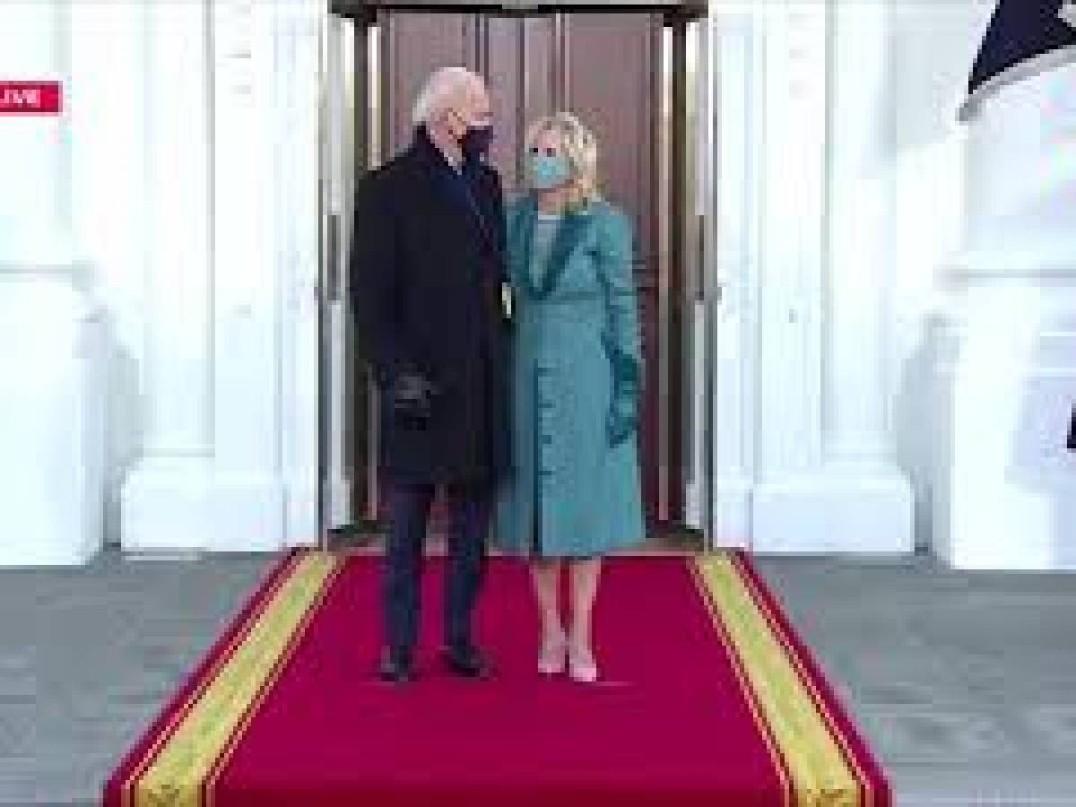 VIDEO: Biden e la First Lady Jill arrivano alla Casa Bianca mano nella ...