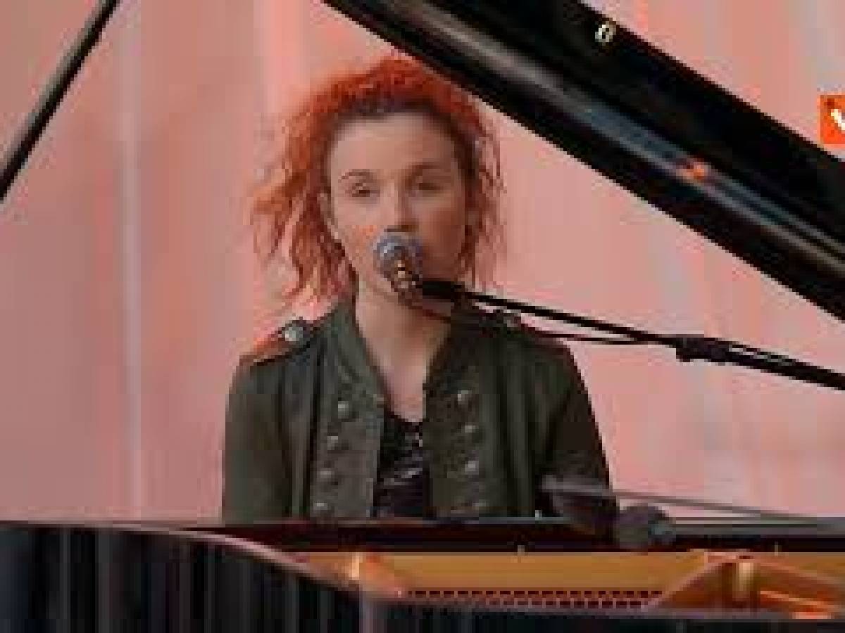 VIDEO: Frida Bollani canta "La cura" di Battiato, l'omaggio all'artista ...