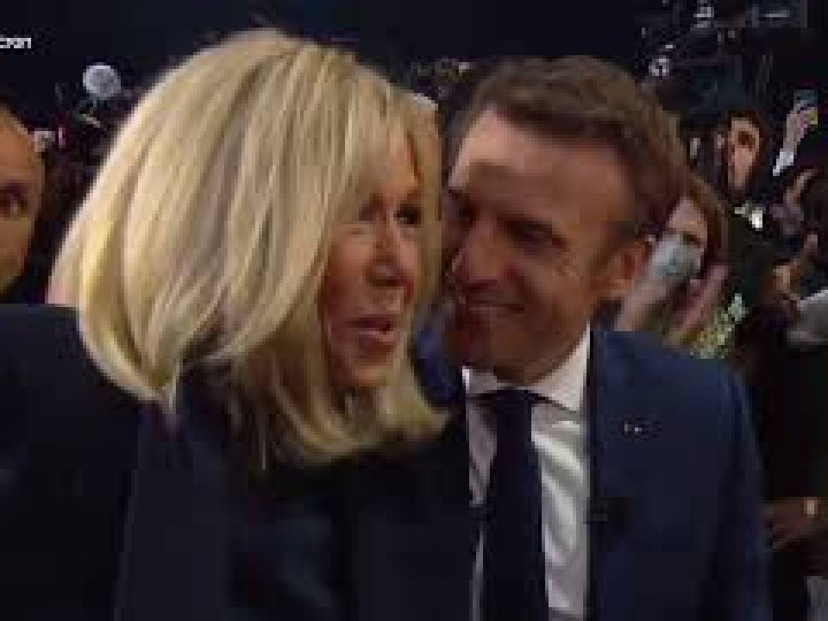 VIDEO: Macron bacia e abbraccia la moglie Brigitte dopo i risultati del ...