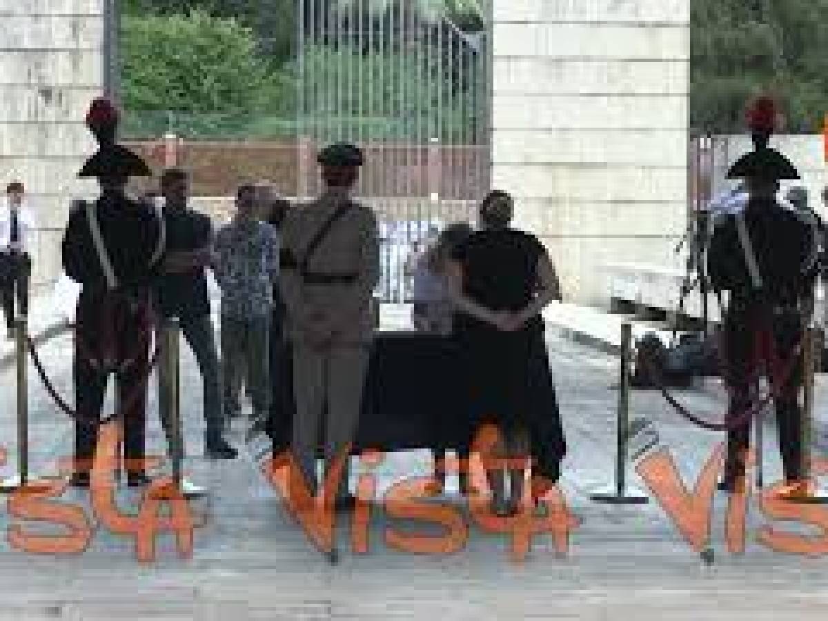 VIDEO: Regina Elisabetta, all’Ambasciata Regno Unito fiori deposti e ... VIDEO: Regina Elisabetta, all’Ambasciata Regno Unito fiori deposti e ...