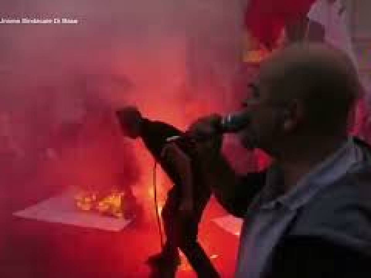 VIDEO: Caro energia, una bolletta gigante bruciata in piazza a Roma ... VIDEO: Caro energia, una bolletta gigante bruciata in piazza a Roma ...