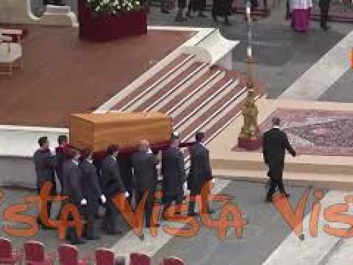VIDEO: Funerali Ratzinger, l’arrivo della bara in Piazza San Pietro ...