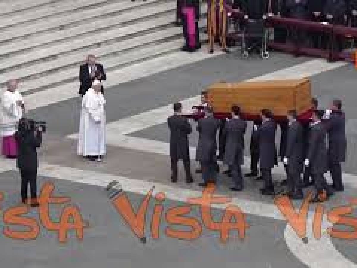 VIDEO: Funerali Ratzinger, “Santo subito” applausi e striscioni all ...