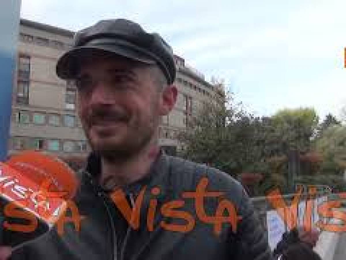 VIDEO: "Forza Silvio", lo striscione davanti al San Raffaele per ...