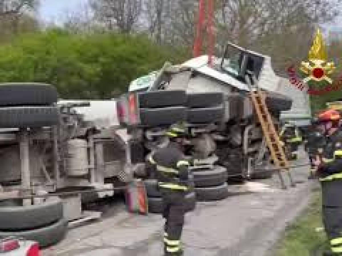 VIDEO: Scontro tra tir a Latina, Vigili del Fuoco estraggono autista ... VIDEO: Scontro tra tir a Latina, Vigili del Fuoco estraggono autista ...