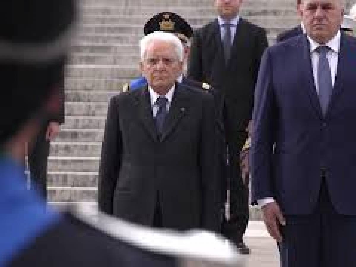 VIDEO: 25 Aprile, gli onori militari per Mattarella al termine della cerimonia all'altare della ...