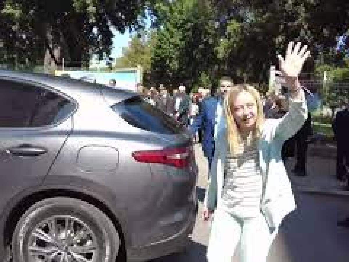 VIDEO: Meloni saluta i cittadini dopo la cerimonia per Falcone e Borsellino - il Giornale