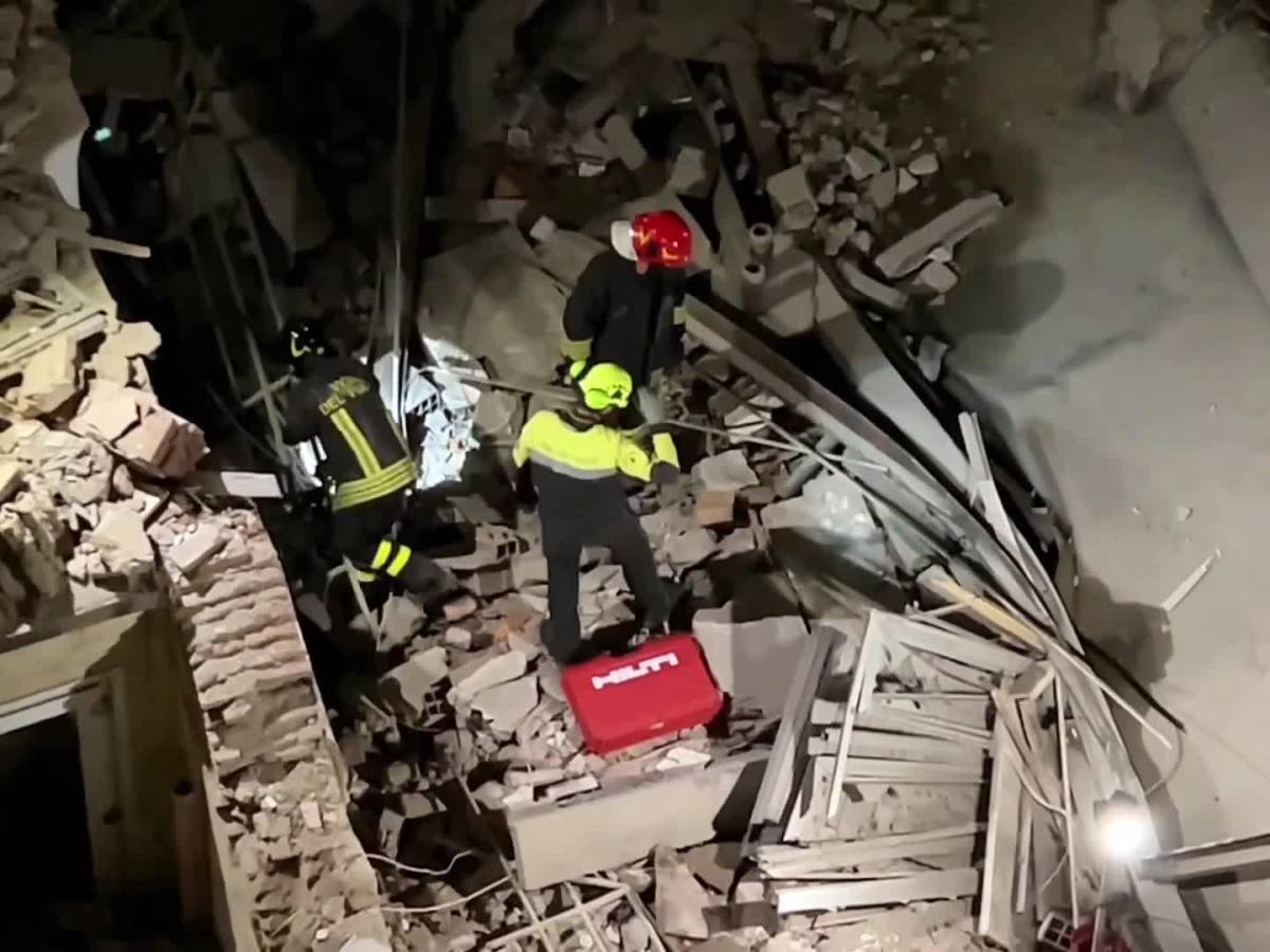 VIDEO: Il cratere e l'intervento dei vigili del fuoco: le immagini choc ...