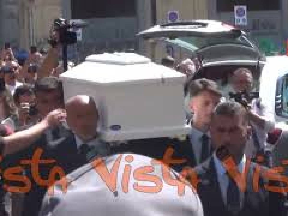 Video Funerali Giovanbattista Cutolo Larrivo Del Feretro Accolto