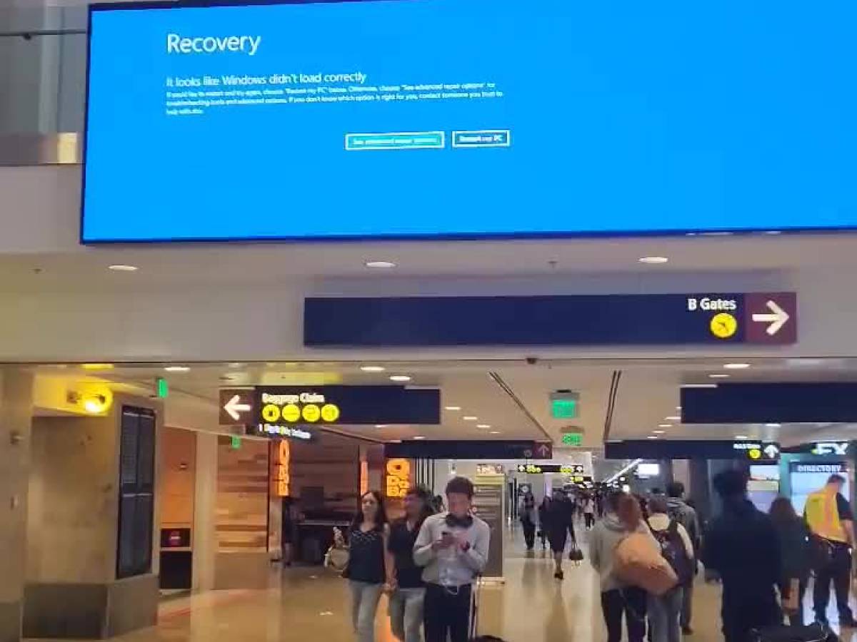 VIDEO: Voli bloccati: il "blue screen of death" in aeroporto - il Giornale
