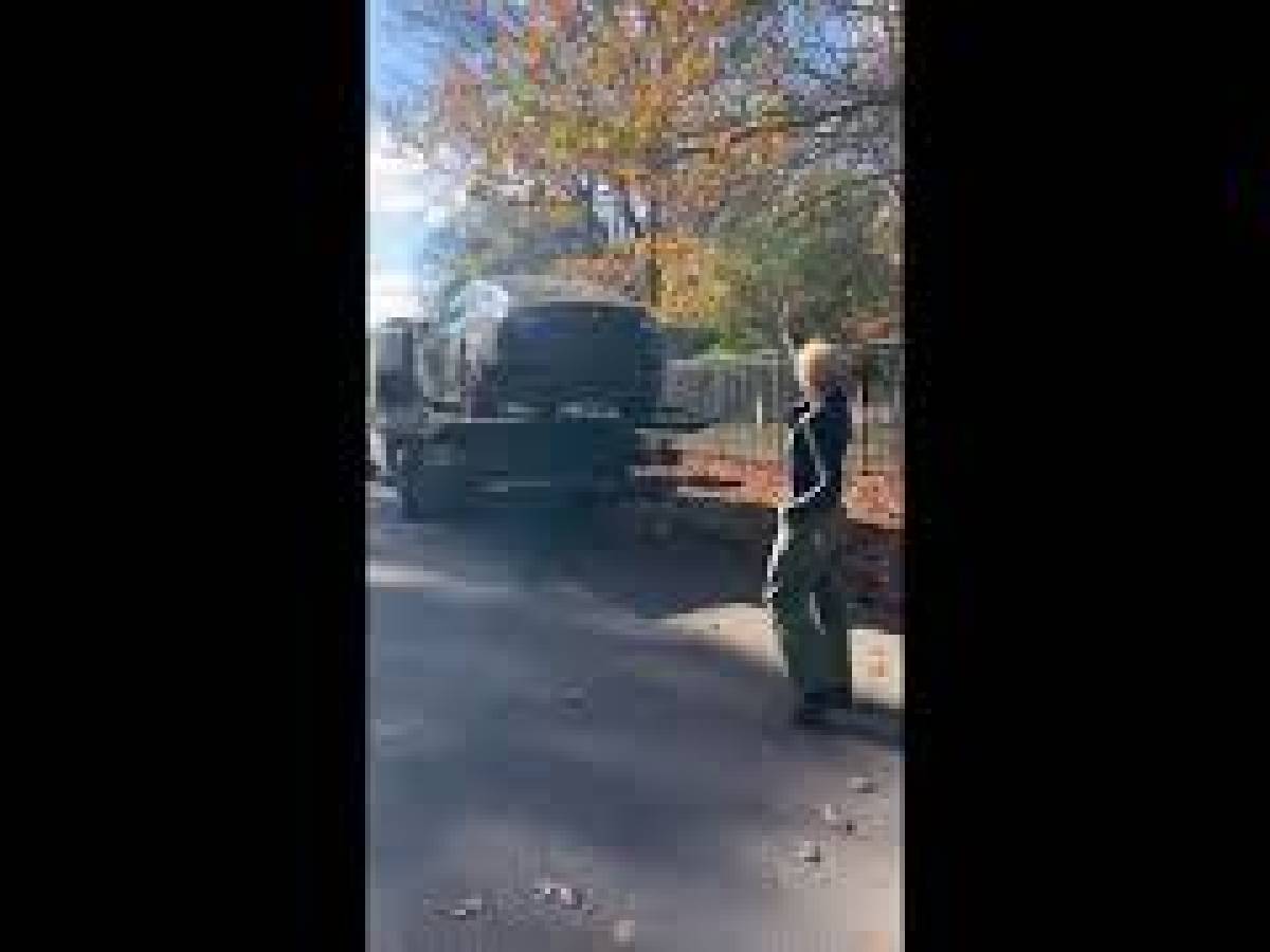 VIDEO: Sheryl Crow vende la sua Tesla in segno di protesta contro Musk ...