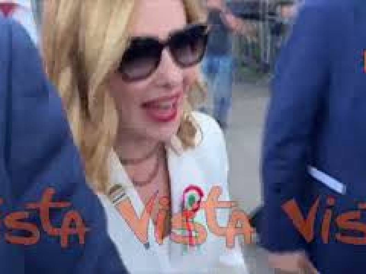 VIDEO: "Ciao Alex", la premier Meloni saluta il Direttore di Vista al ...