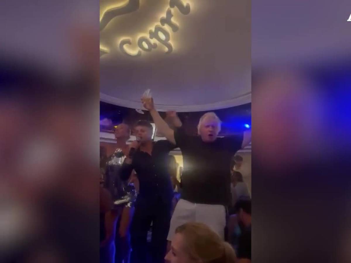 VIDEO: Capri, Boris Johnson scatenato canta in un locale - il Giornale