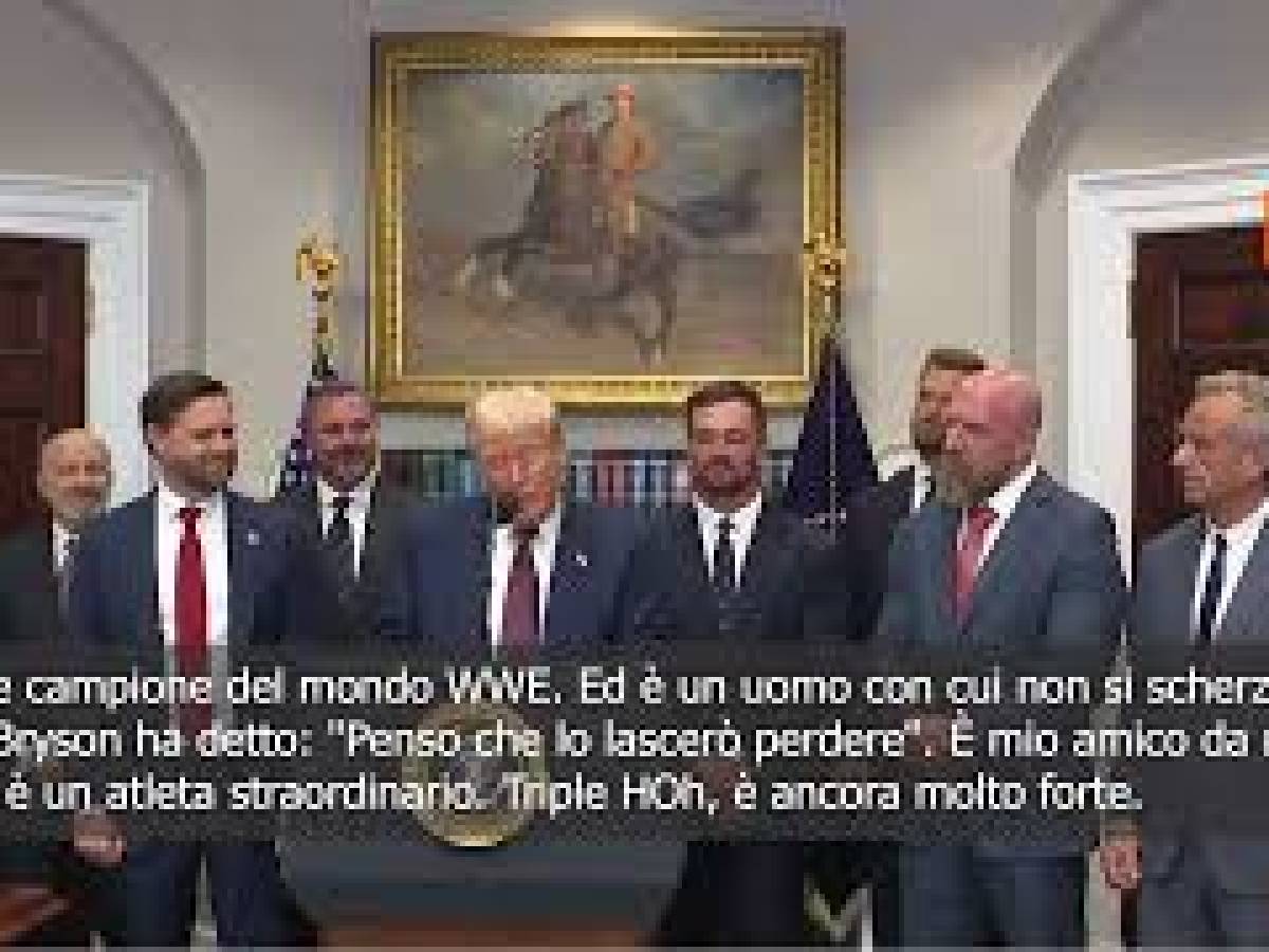 VIDEO: Trump tocca il braccio del campione WWE Triple H e scherza: "Sei ...
