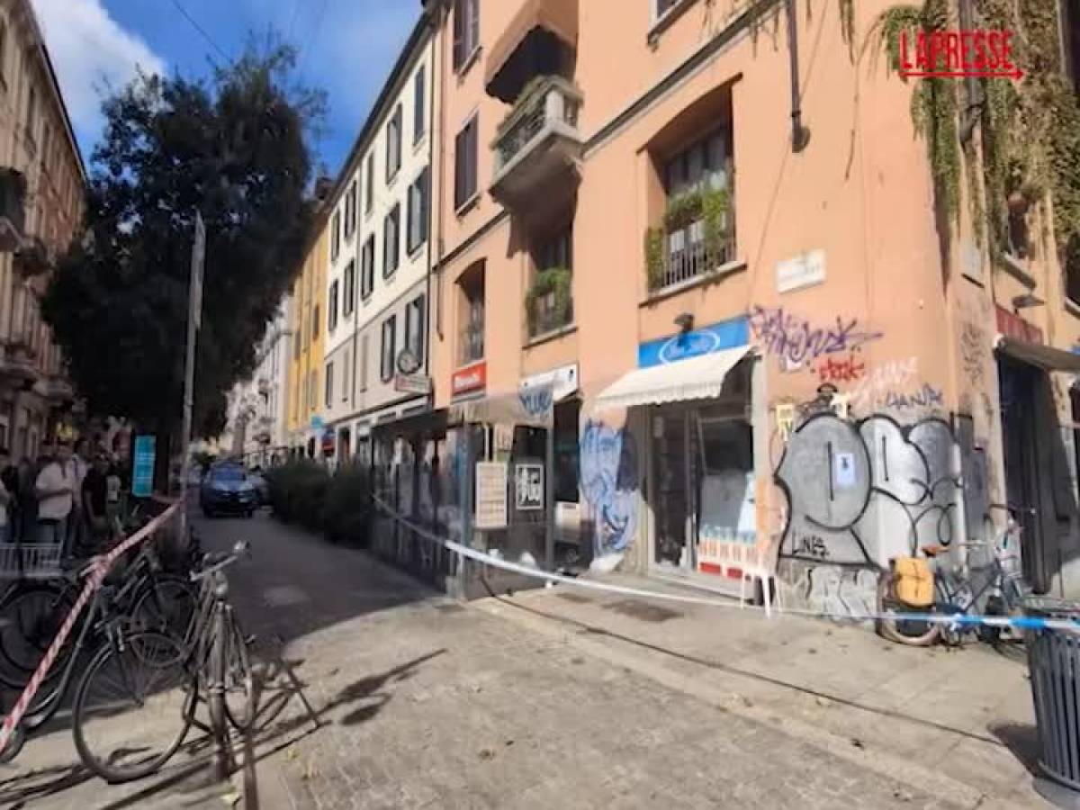 VIDEO: Milano, sangue in pieno centro: accoltellato durante una lite in ...
